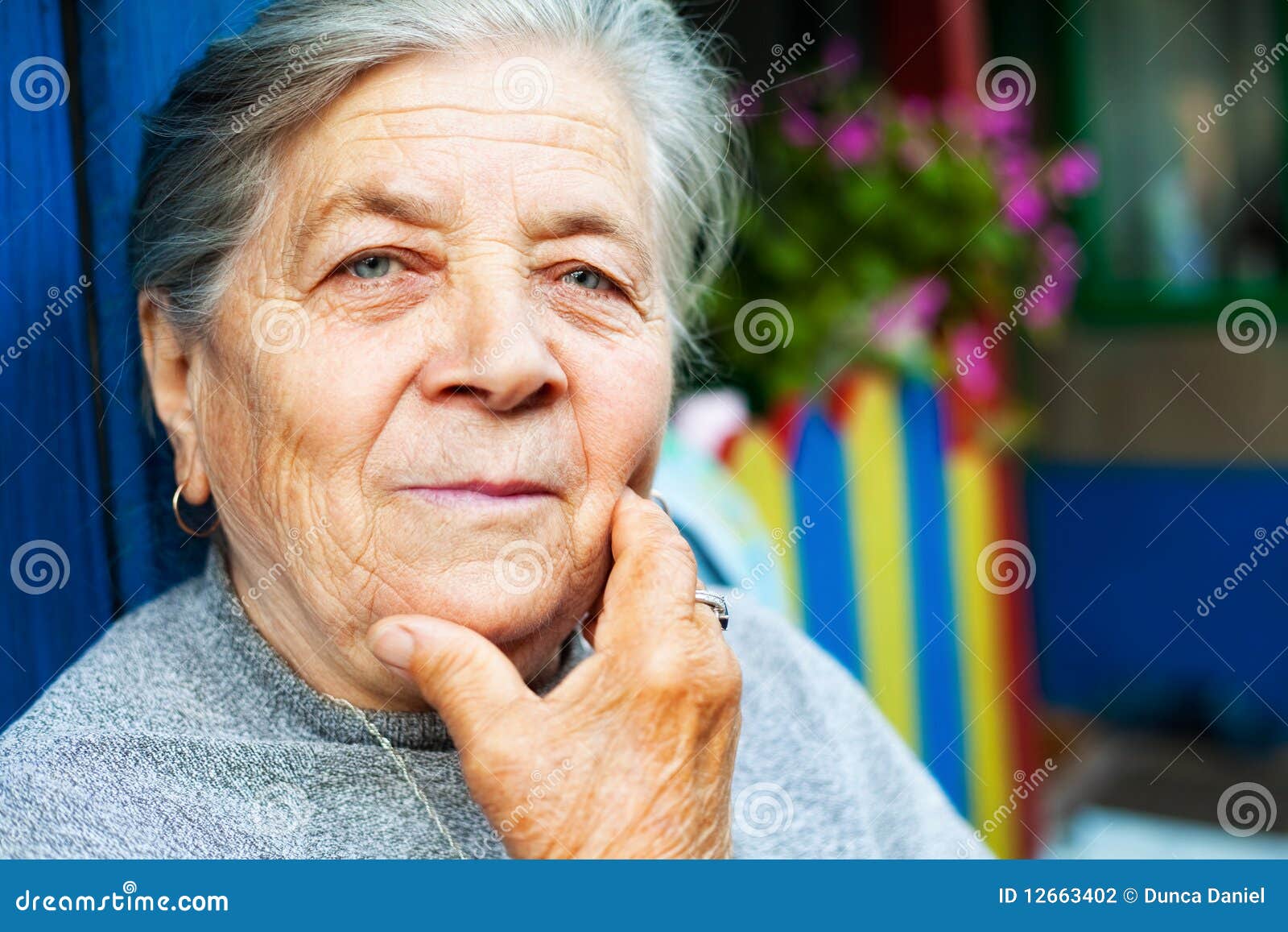 Retrato De Una Vieja Mujer Mayor Contenta Foto de archivo - Imagen de ...