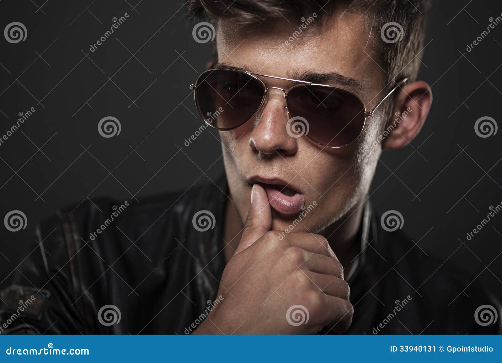 Retrato del chico malo imagen de archivo. Imagen de oscuro - 33940131