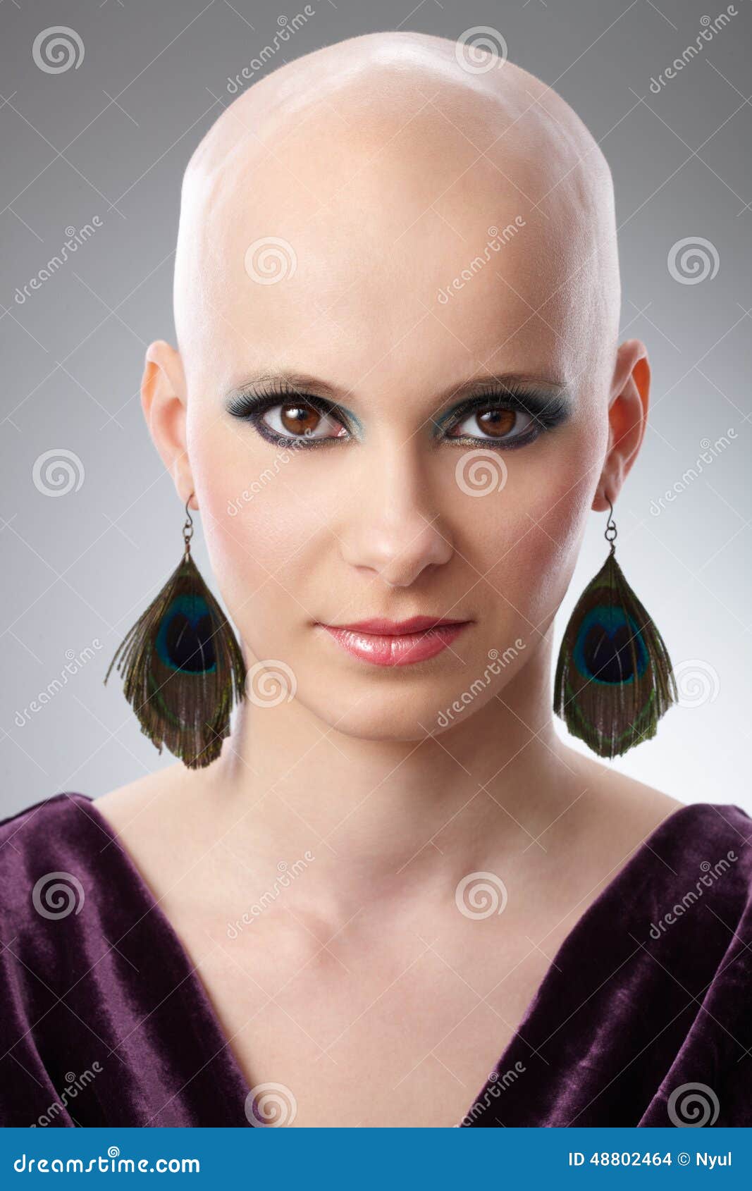 Retrato Del Estudio De La Mujer Sin Pelo Foto de archivo - Imagen de ...