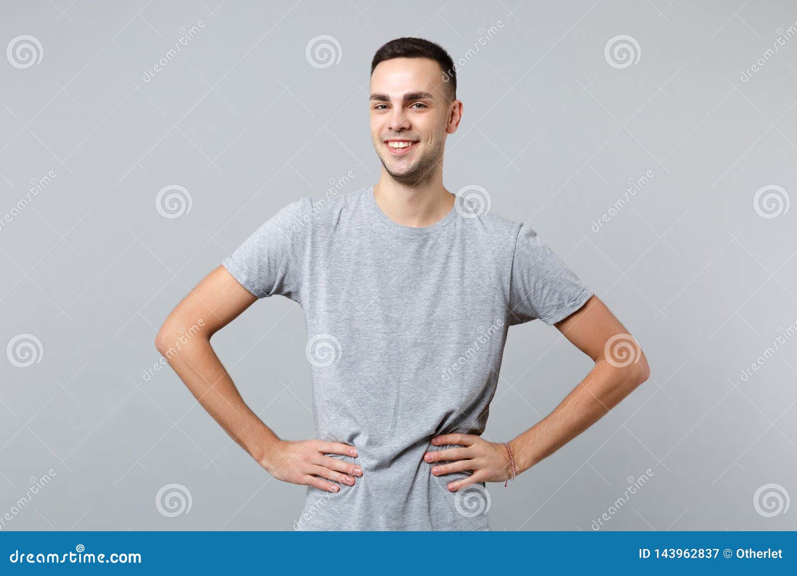 Retrato Del Hombre Joven Hermoso Sonriente En La Ropa Casual Que Se ... Retrato Del Hombre Joven Hermoso Sonriente En La Ropa Casual Que Se ...