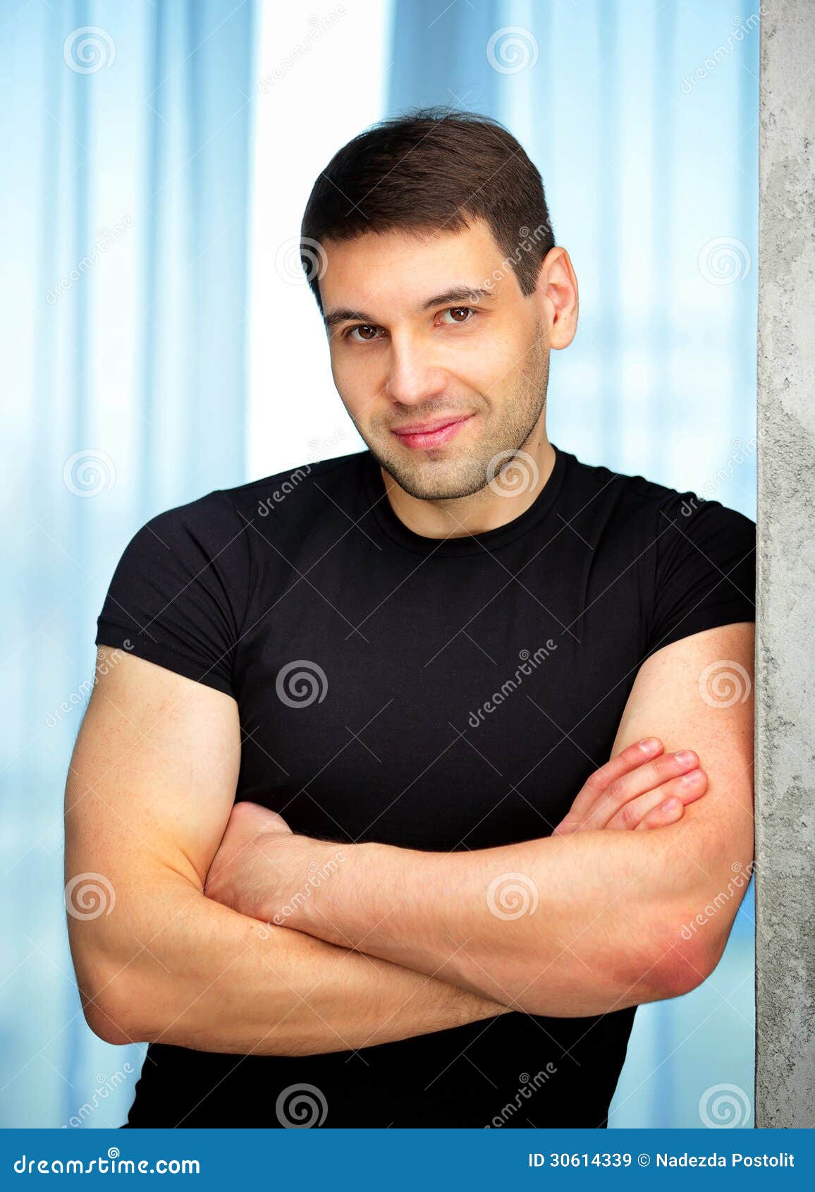 Retrato del hombre moreno imagen de archivo. Imagen de hombre - 30614339