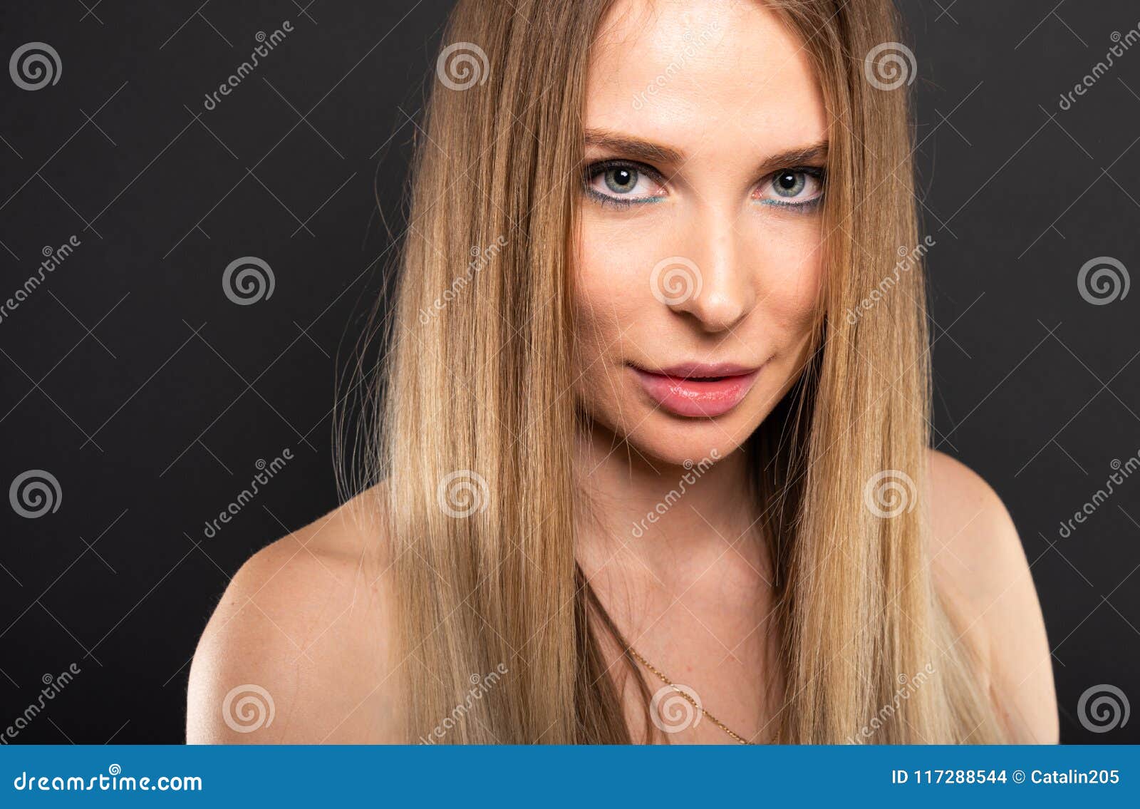 Retrato Del Modelo Femenino Hermoso Que Plantea Parecer Sensual Foto De