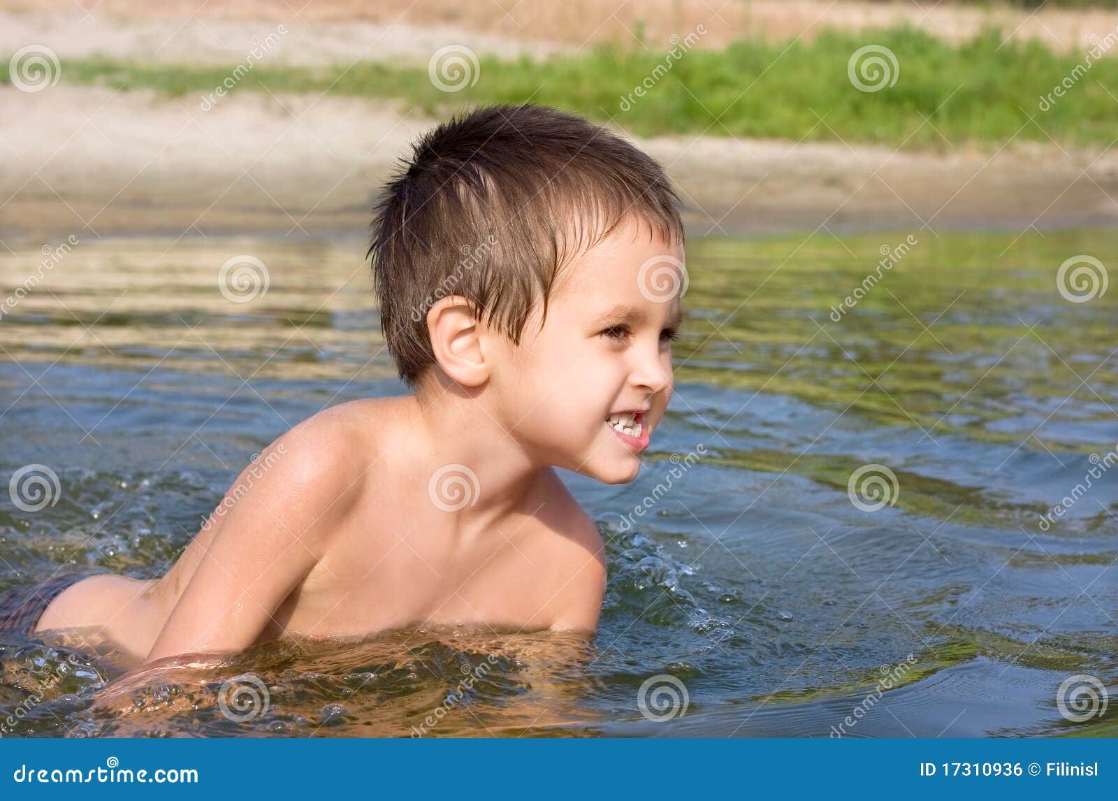 Retrato Del Muchacho En El Río Foto de archivo - Imagen de verano ...
