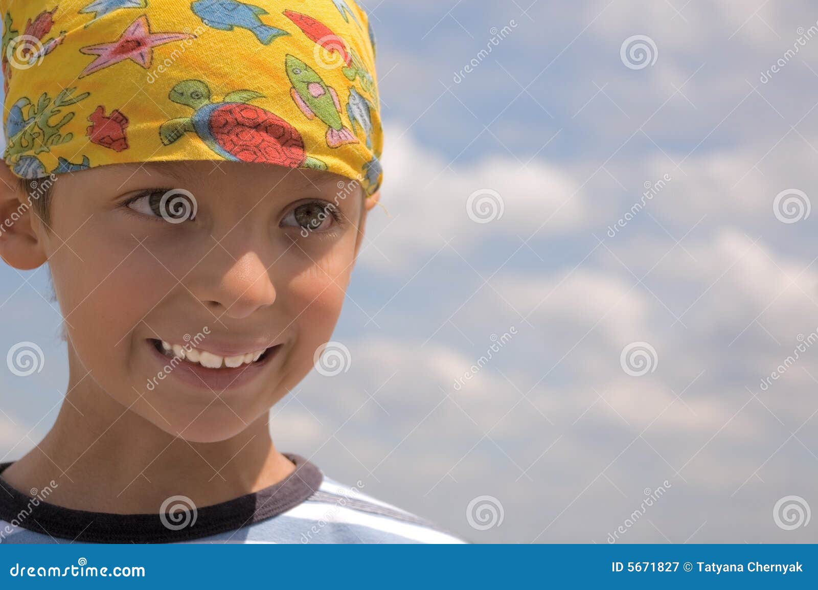 Retrato del muchacho feliz imagen de archivo. Imagen de agradable - 5671827