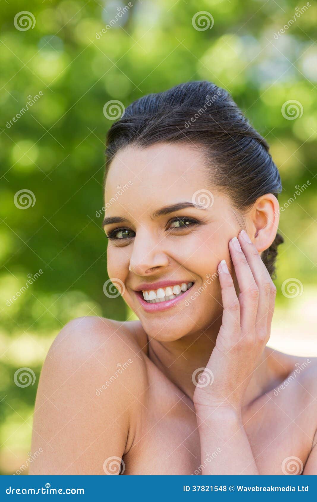 Retrato Del Primer De La Mujer Hermosa En Parque Foto De Archivo Imagen De Pista Cara 37821548