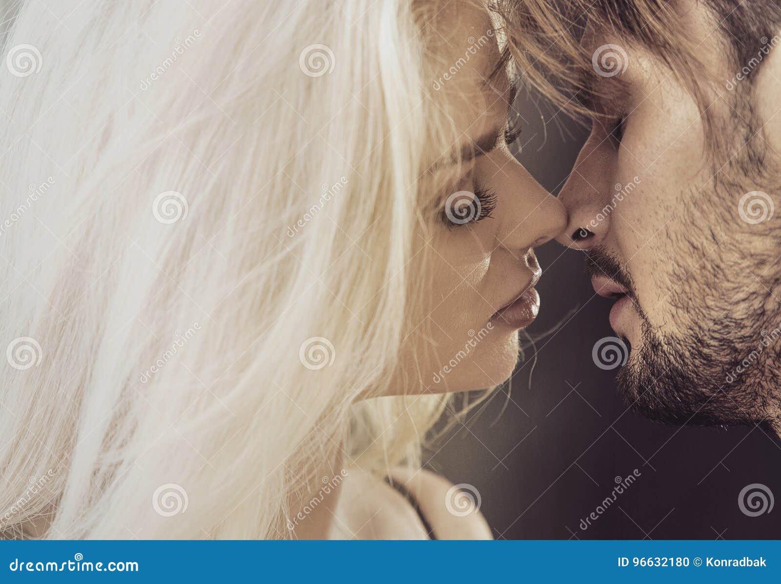 Retrato Del Primer De Un Par Que Se Besa Foto de archivo - Imagen de ...