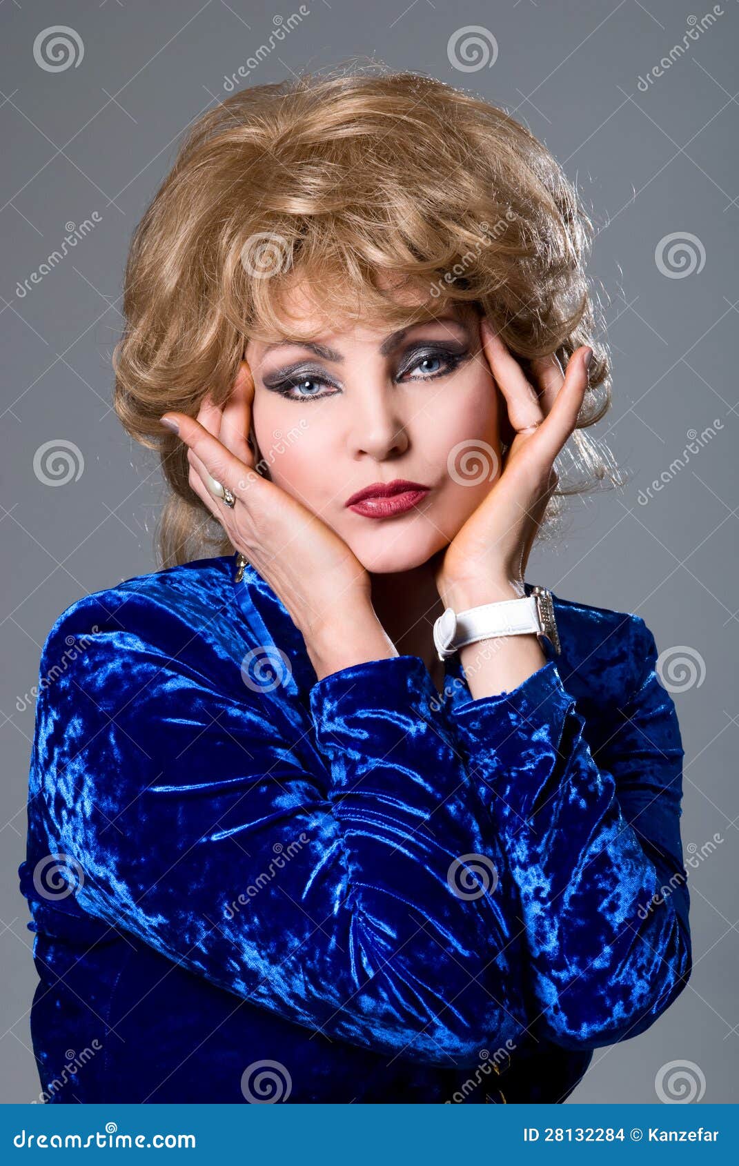 Retrato Del Primer Del Blonde De Una Mujer Foto De Archivo Imagen De