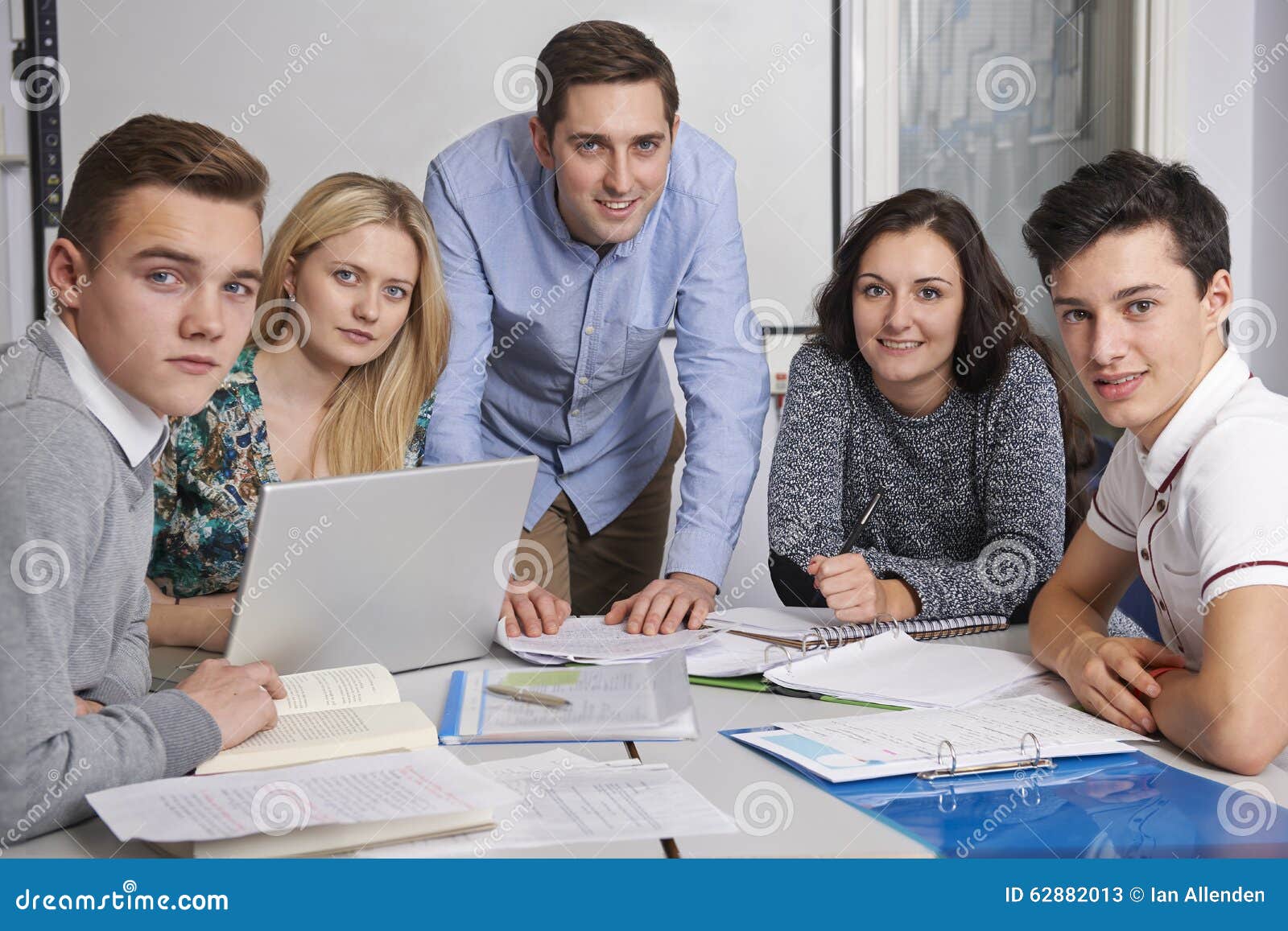Retrato Del Profesor And Pupils Working En Sala De Clase Junto Imagen De Archivo Imagen De