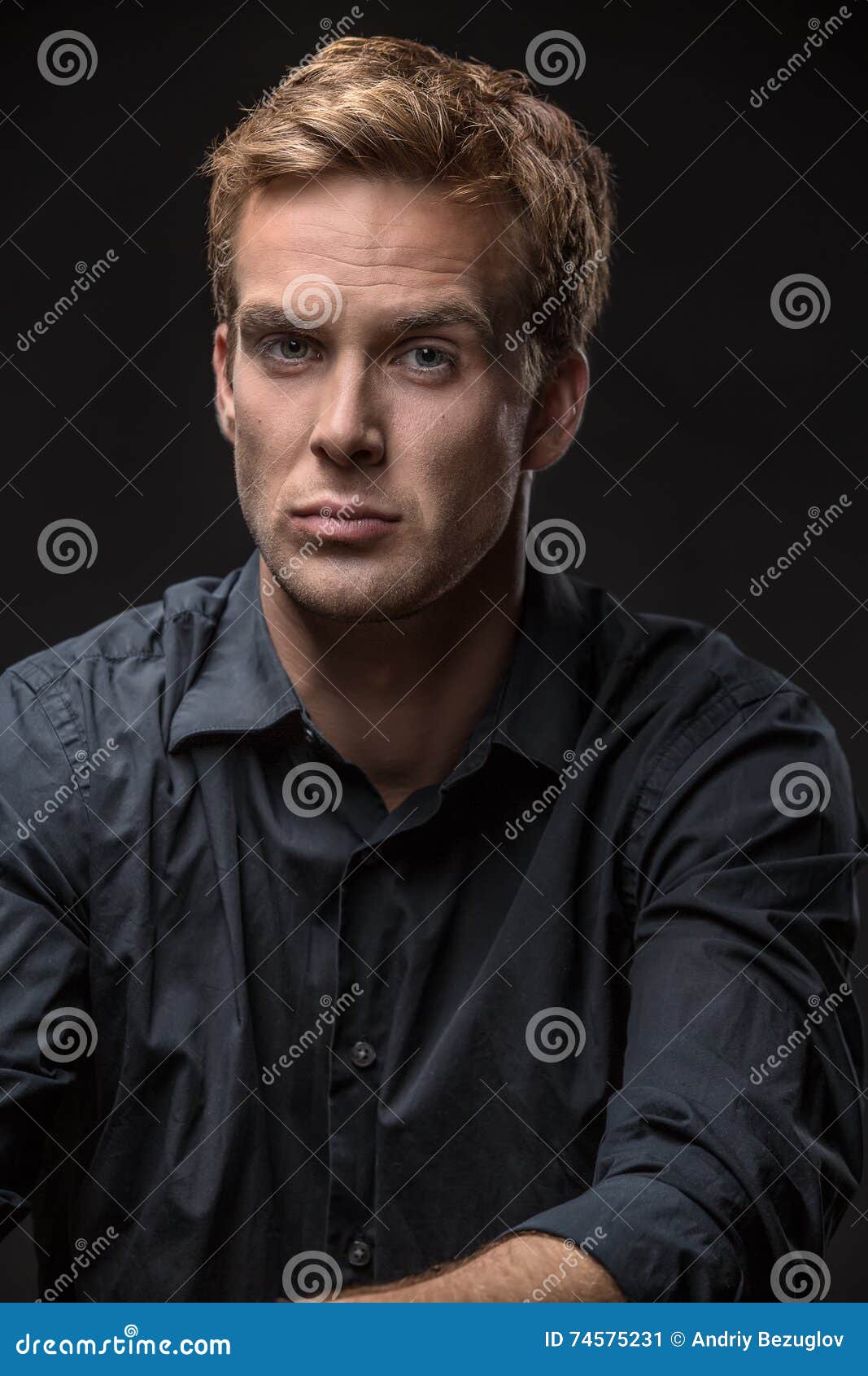 Retrato discreto do homem imagem de stock. Imagem de elegante - 74575231