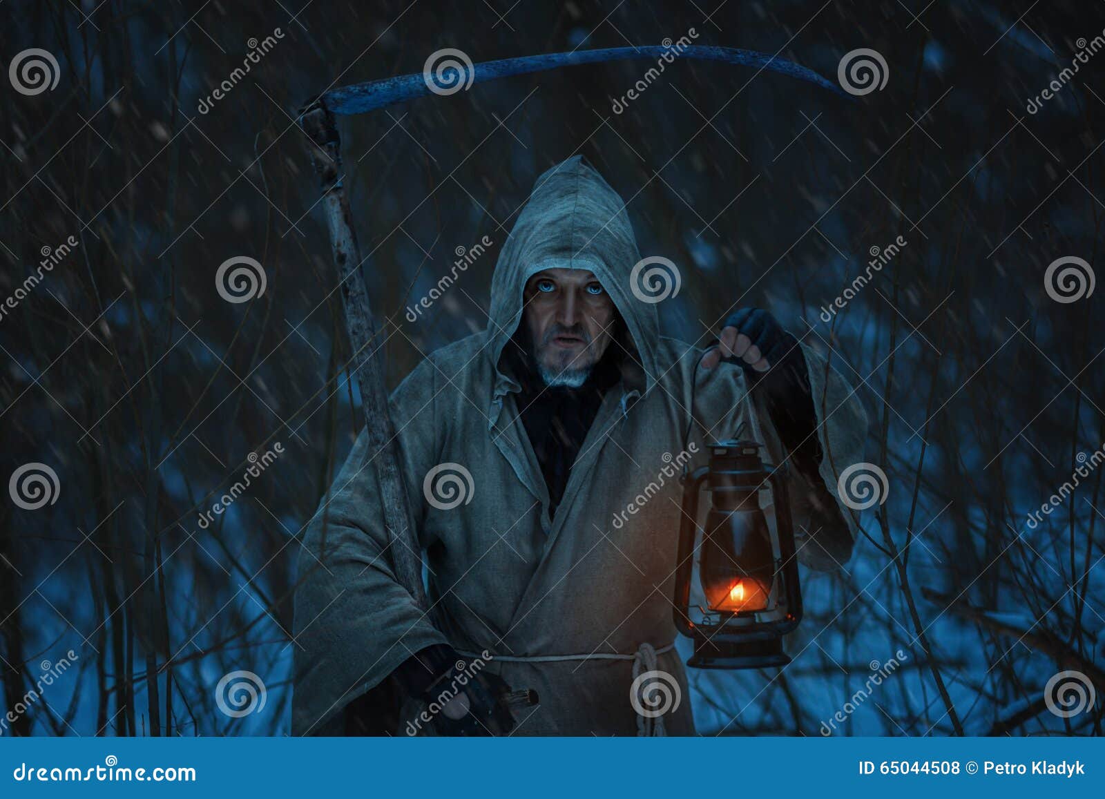 Retrato Do Close-up Da Morte Com Uma Foice Foto de Stock - Imagem de ...