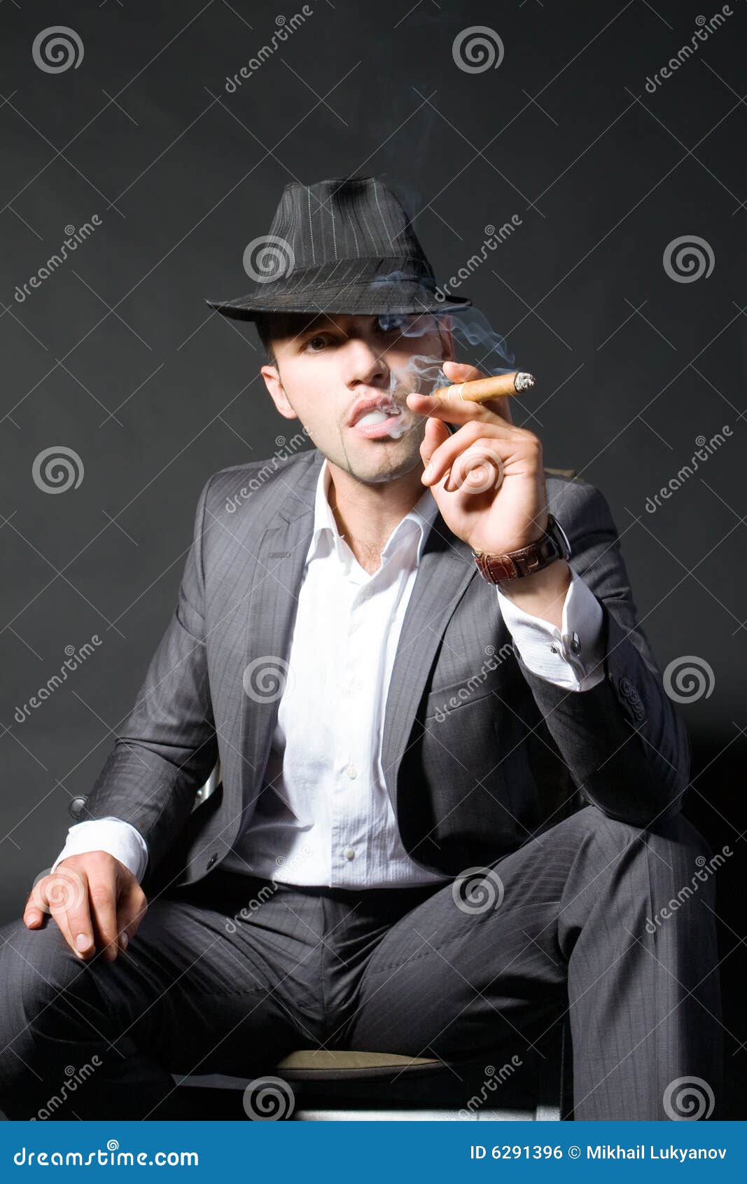 Retrato do homem de fumo foto de stock. Imagem de aberto - 6291396