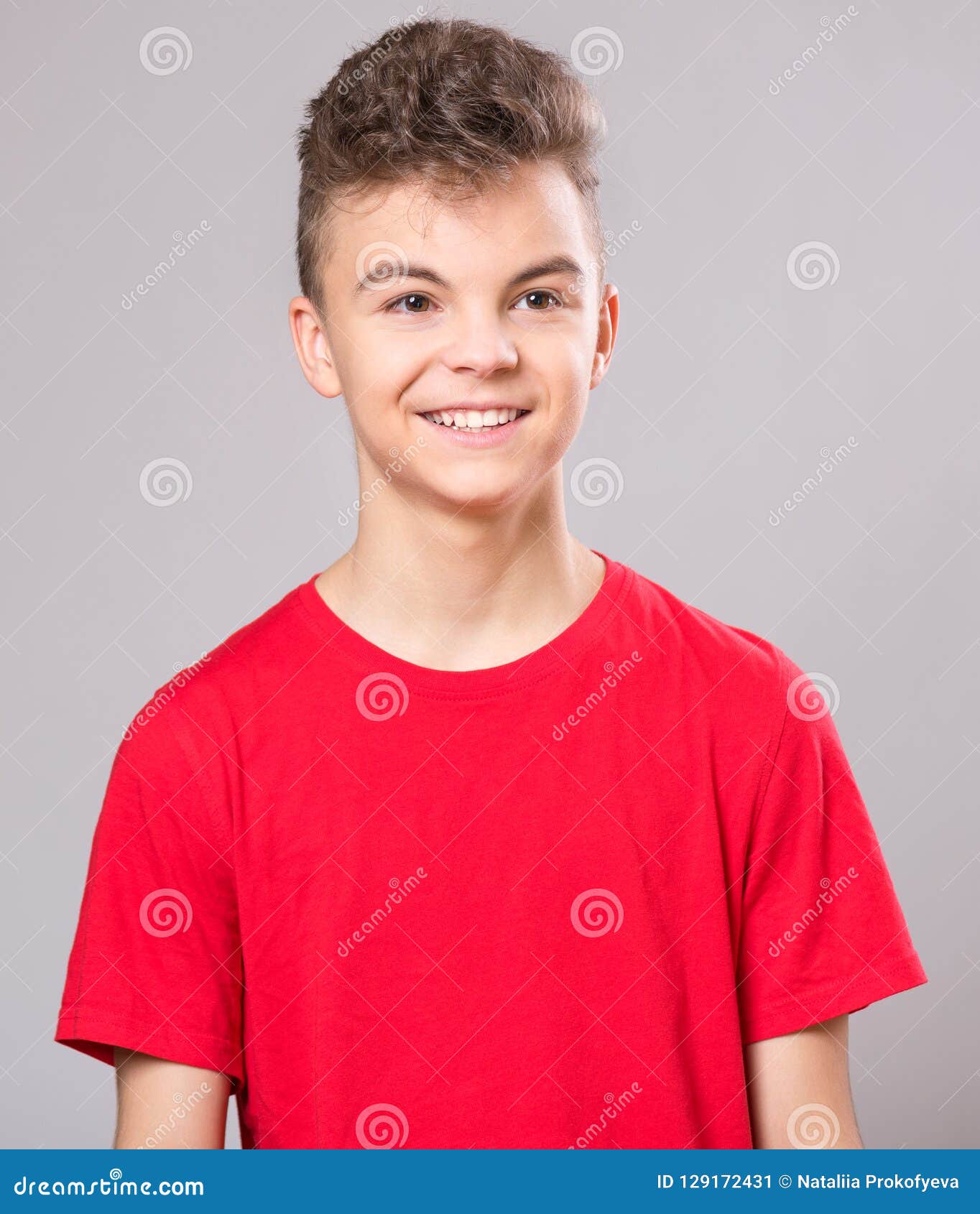 Retrato Do Menino Adolescente Imagem de Stock - Imagem de branco ...