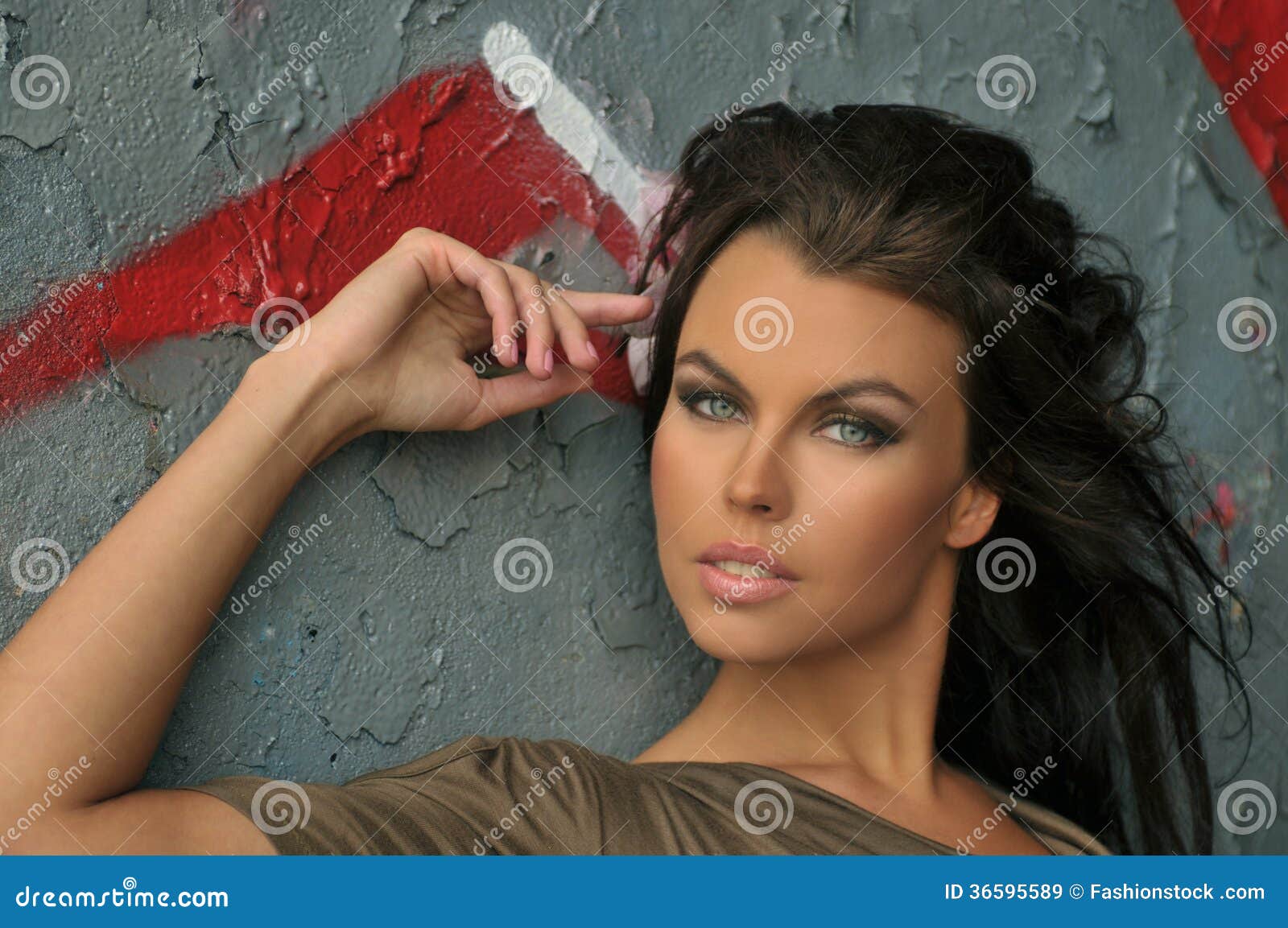 Retrato Do Modelo De Forma Moreno Bonito Imagem de Stock - Imagem de ...