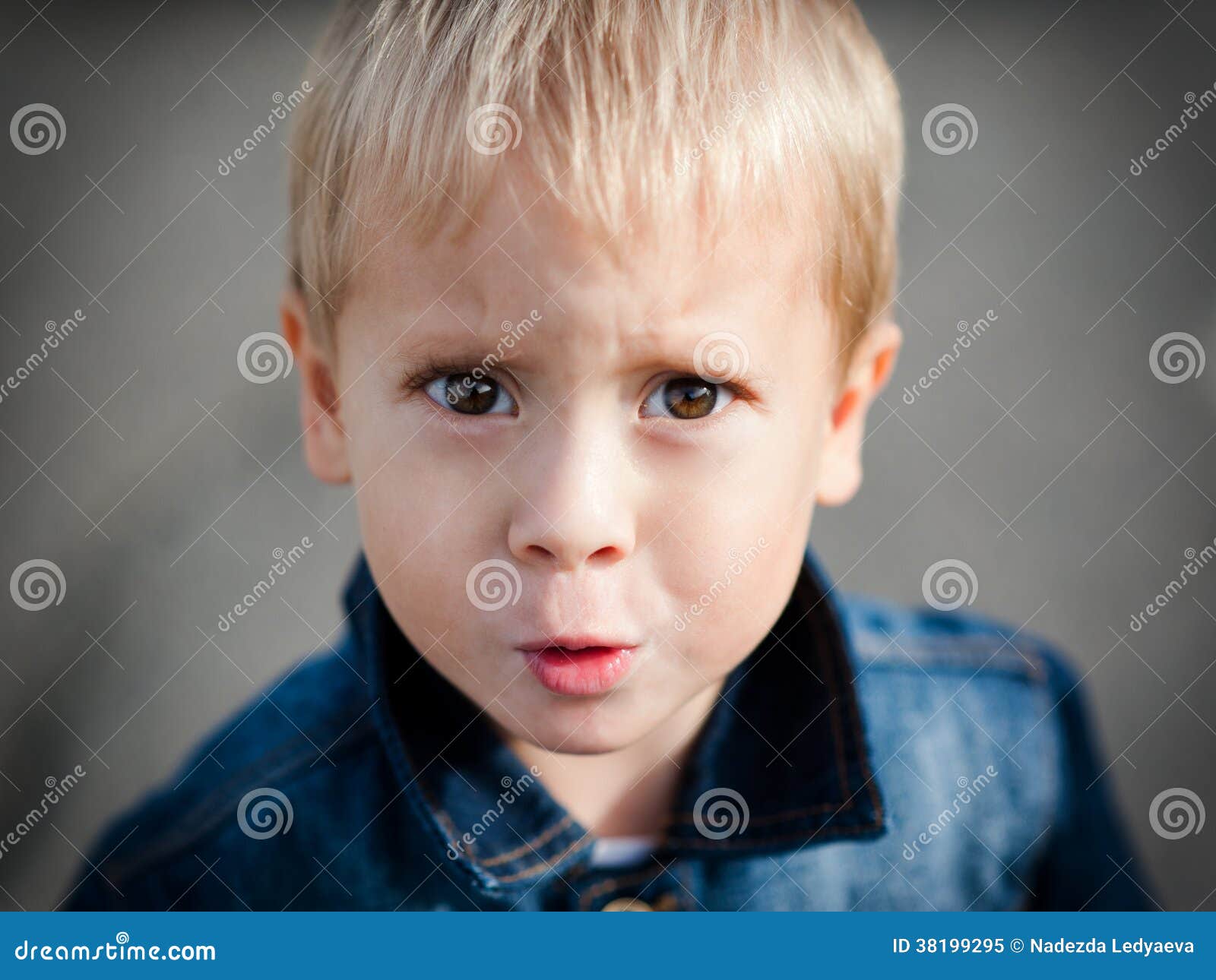 Retrato Do Rapaz Pequeno Ofendido Imagem de Stock - Imagem de infância ...