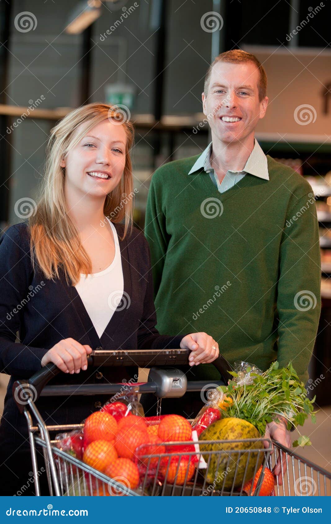 Retrato Dos Pares Da Mercearia Foto de Stock - Imagem de ocasional ...