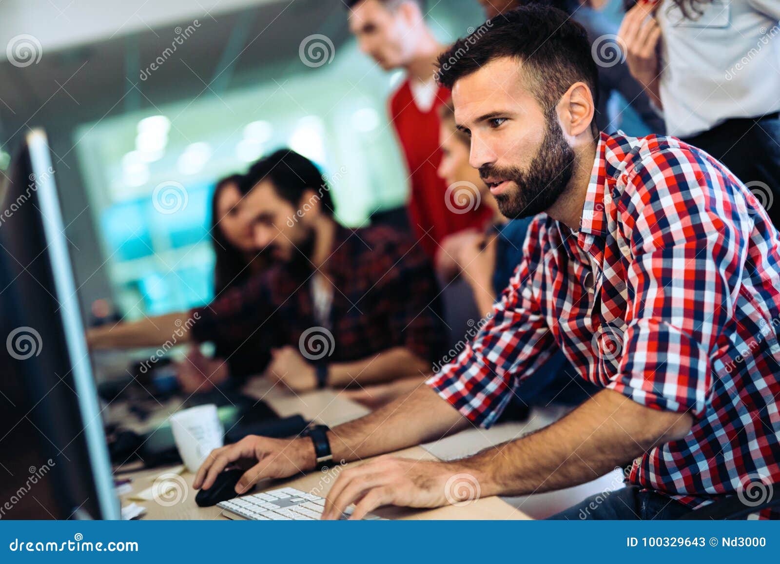 Retrato Dos Programadores Que Trabalham Na Empresa De Software Do ...