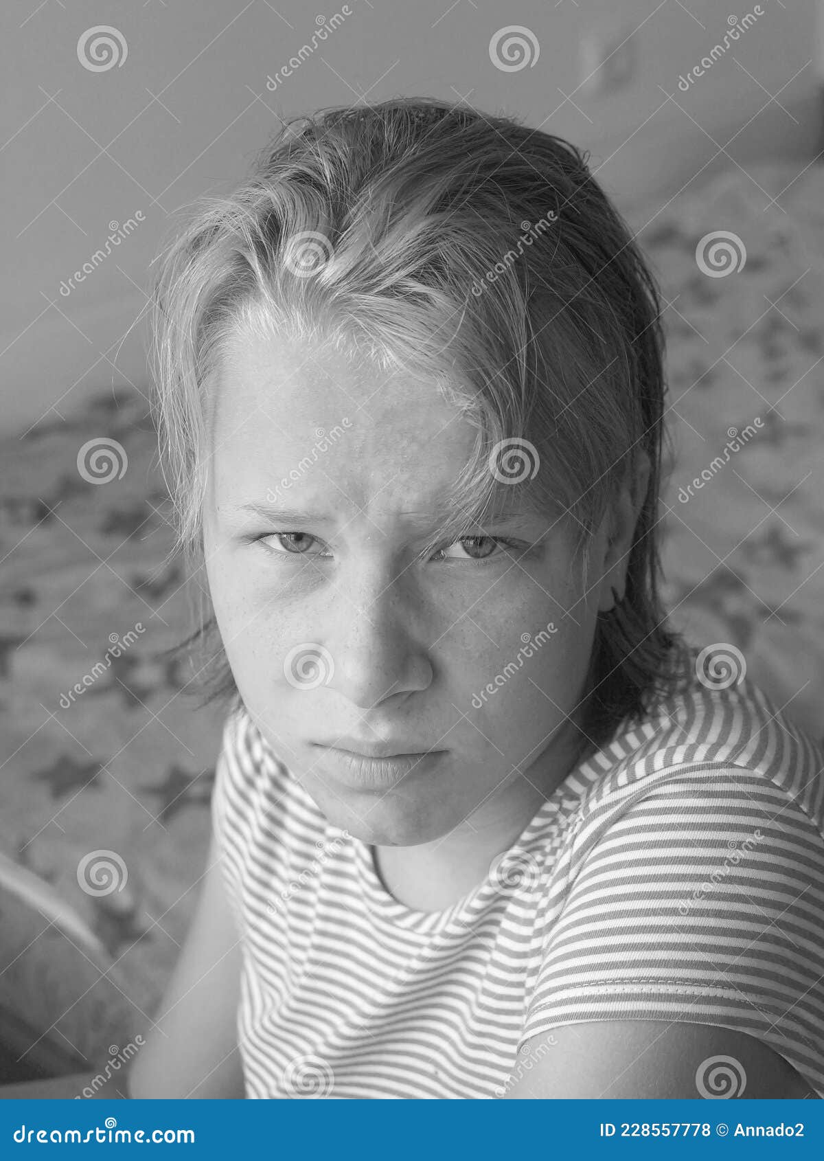 Retrato En Blanco Y Negro De Una Adolescente Con Una Expresión De