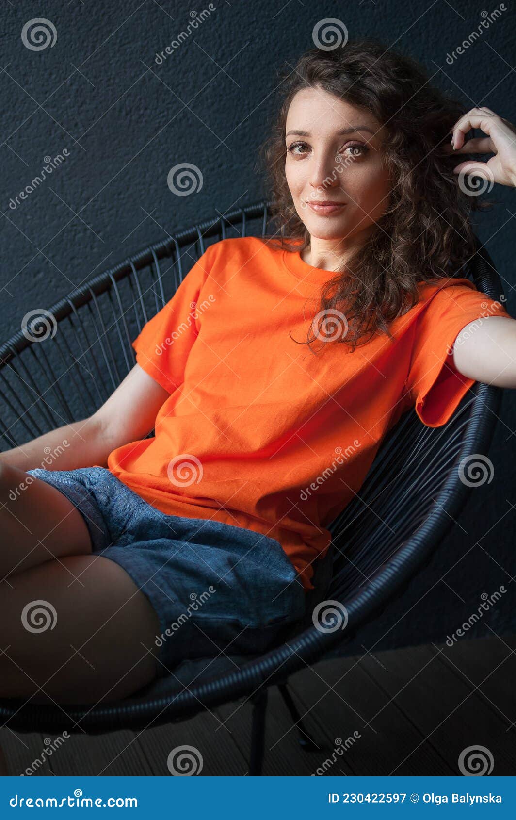 Retrato Feminino De Uma Linda Menina Encaracolada Com Uma Camisa