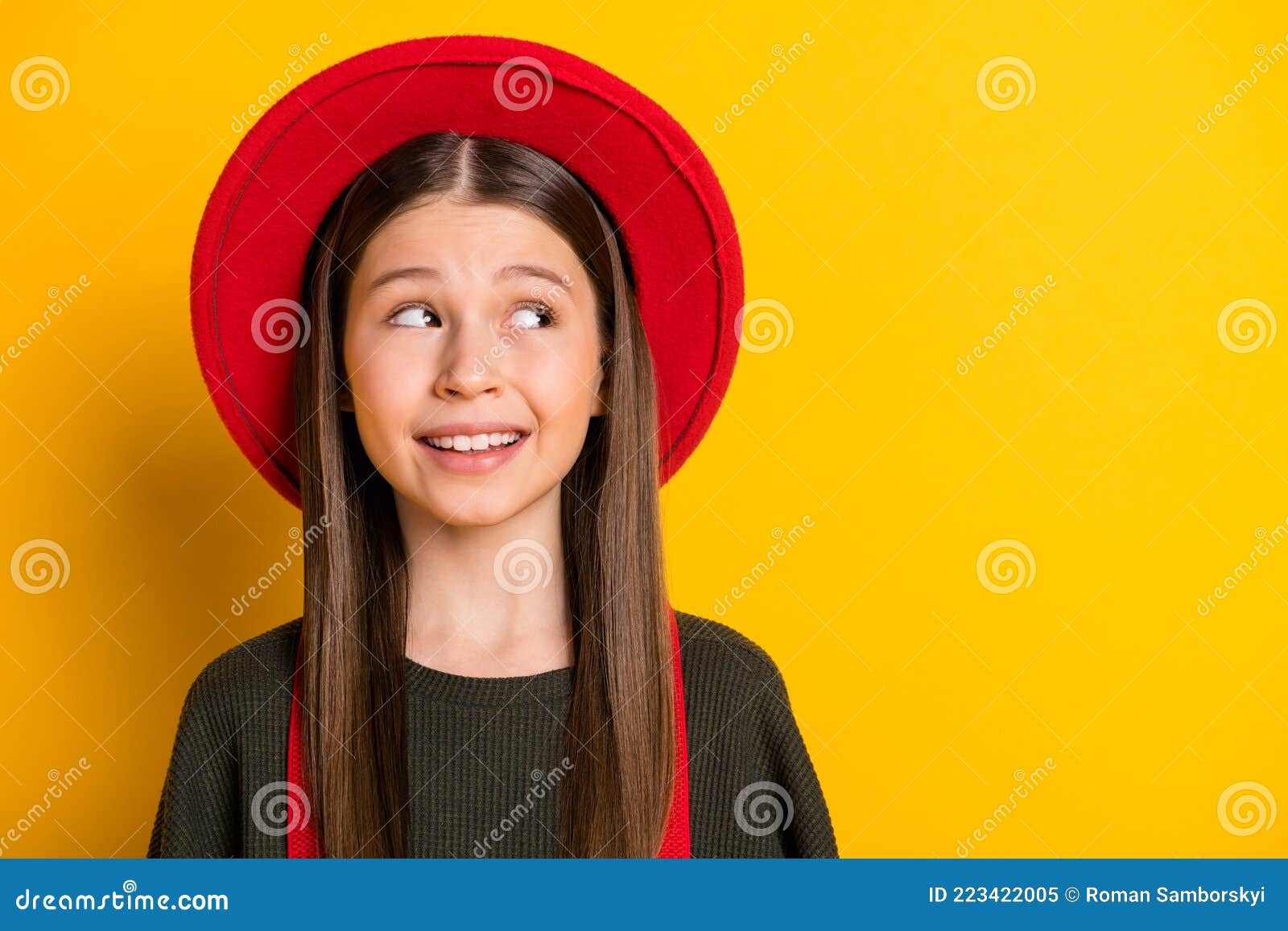 Retrato Fotográfico De Una Colegiala Sonriente Alegre Con Sombrero Rojo
