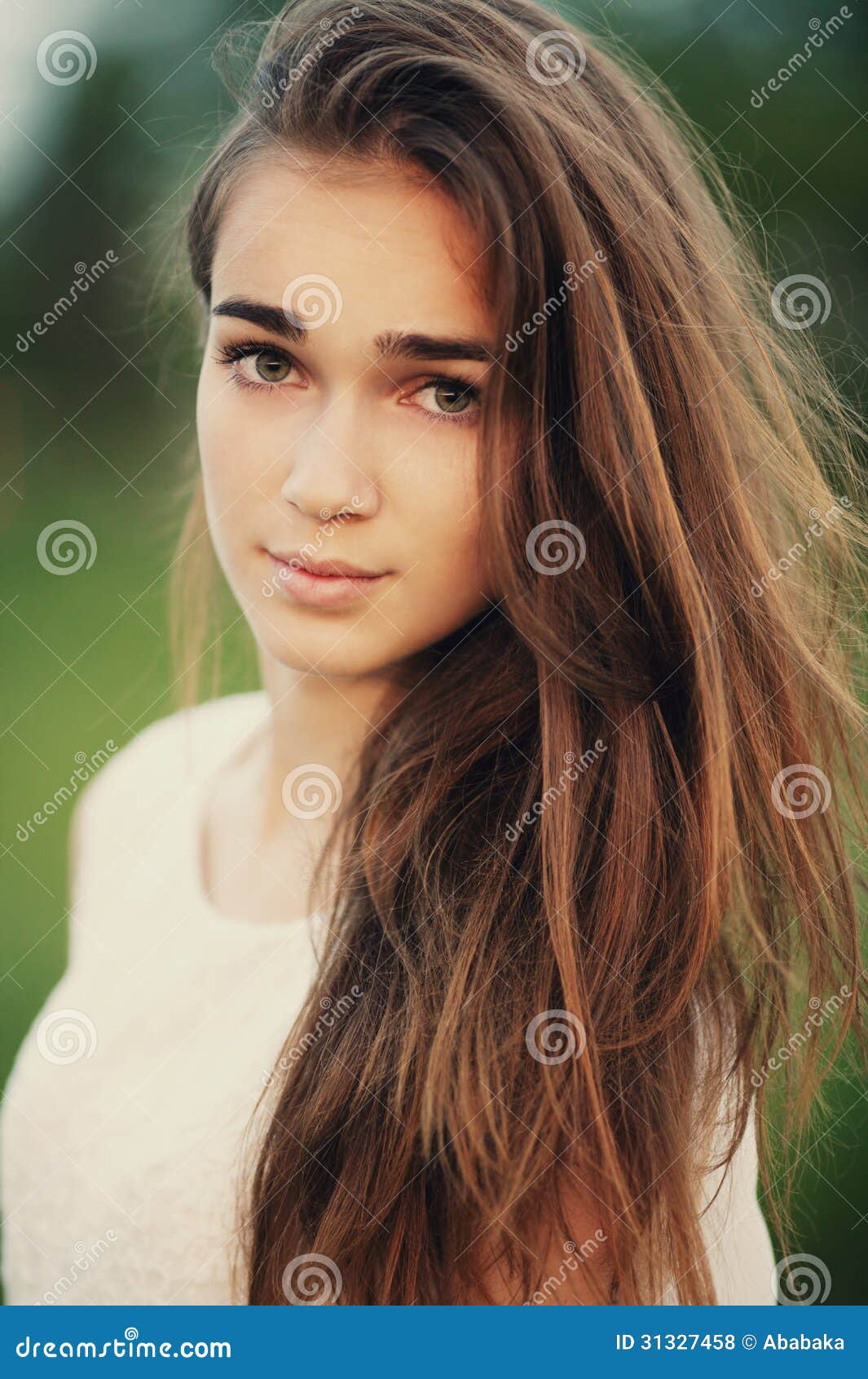 Retrato Hermoso Joven De La Muchacha Foto de archivo - Imagen de afuera ...