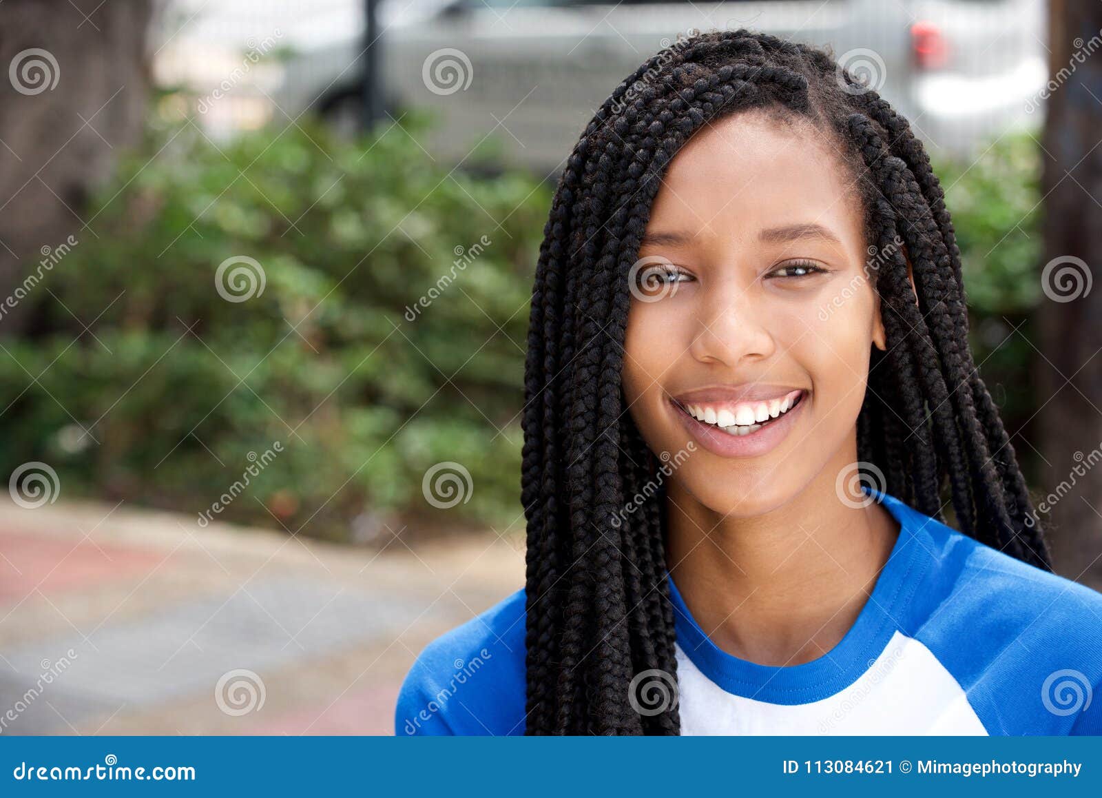 Retrato Horizontal De La Mujer Afroamericana Joven Sonriente Afuera ... Retrato Horizontal De La Mujer Afroamericana Joven Sonriente Afuera ...