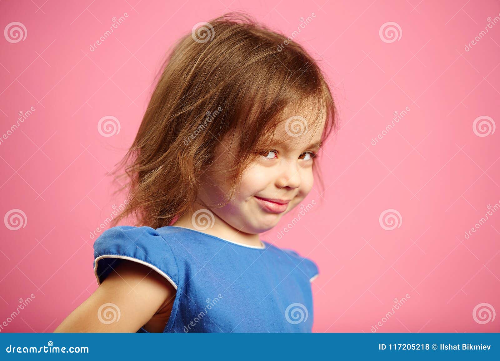 Retrato Isolado Da Menina Com Um Olhar Astuto Foto de Stock - Imagem de ...