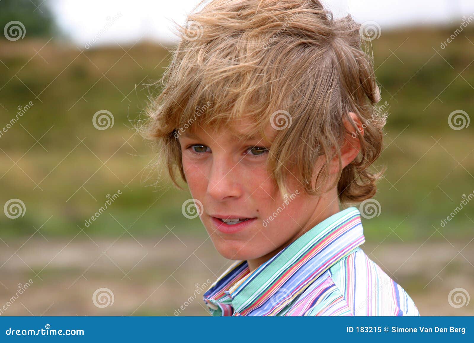 Retrato joven del muchacho imagen de archivo. Imagen de mirando - 183215