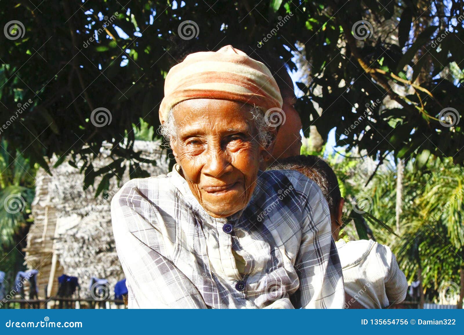 Retrato Malgache Mayor De La Mujer Foto de archivo - Imagen de mayores ...