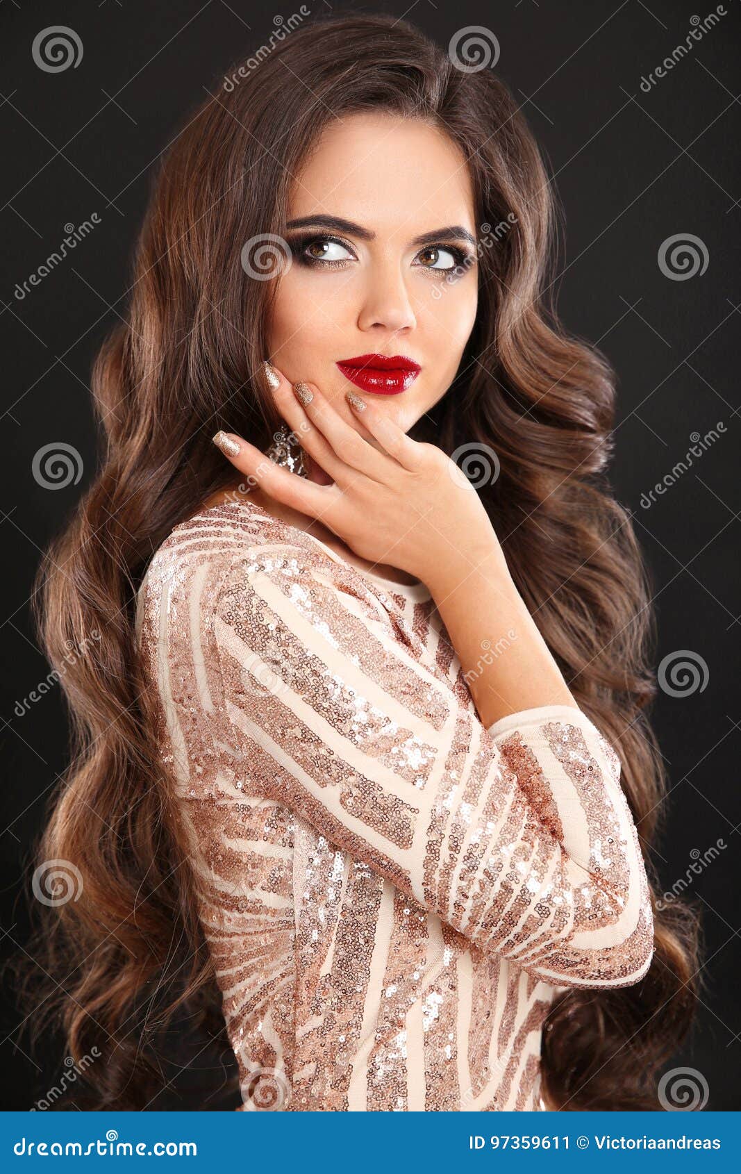 Retrato Moreno Da Mulher Da Forma Impressionante Do Encanto Cabelo