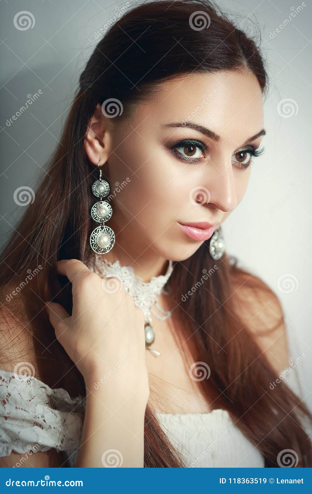 Retrato moreno de la mujer imagen de archivo. Imagen de cuidado - 118363519