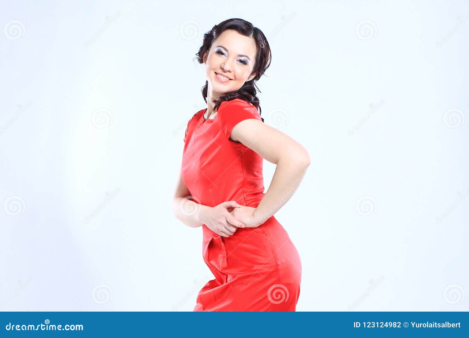 Retrato No Crescimento Completo De Uma Jovem Mulher Bonita No Vestido