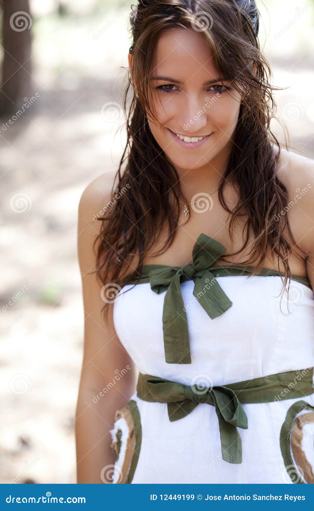 Retrato Sonriente De La Mujer Imagen de archivo - Imagen de gente, joven: 12449199