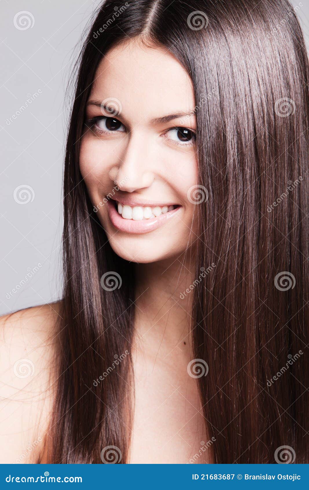 Retrato Sonriente De La Mujer De La Belleza Imagen de archivo - Imagen de vertical, morena: 21683687