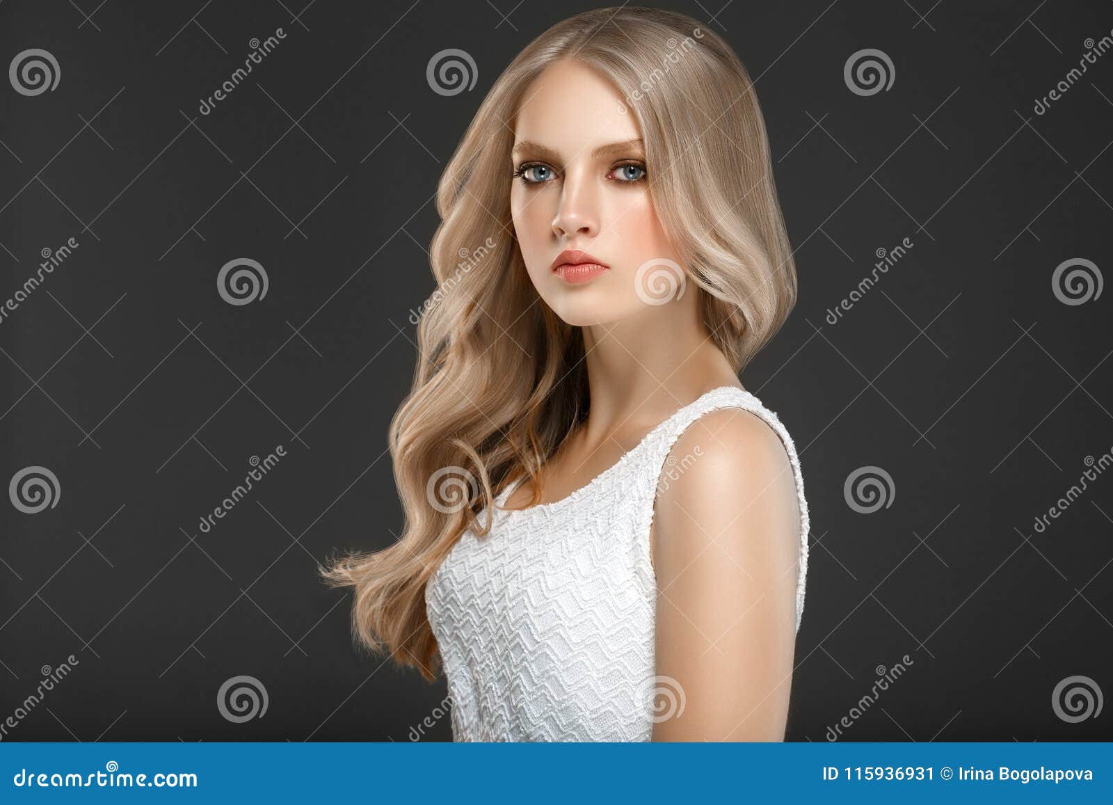 Retrato Surpreendente Da Mulher Menina Bonita Com Cabelo Ondulado Longo