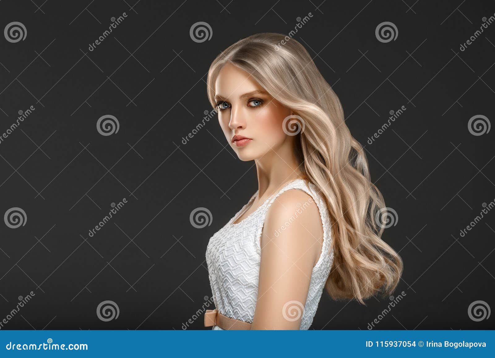 Retrato Surpreendente Da Mulher Menina Bonita Com Cabelo Ondulado Longo