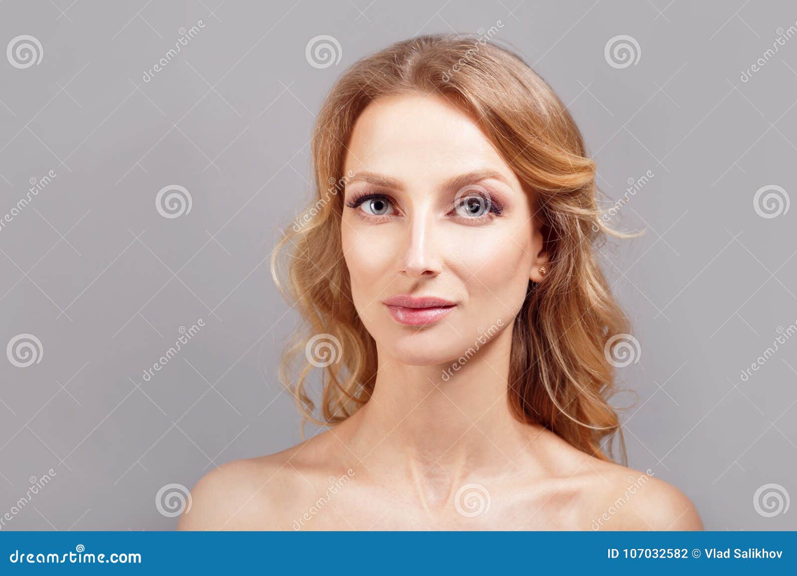 Retrato Surpreendente Da Mulher Menina Bonita Com Cabelo Ondulado Longo