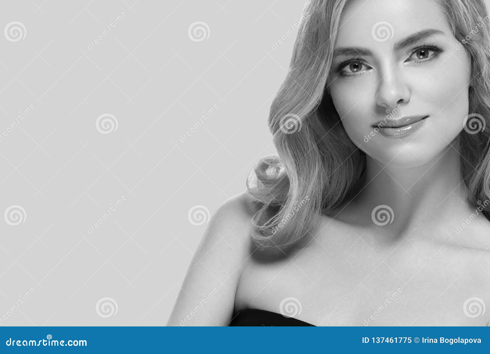 Retrato Surpreendente Da Mulher Menina Bonita Com Cabelo Ondulado Longo
