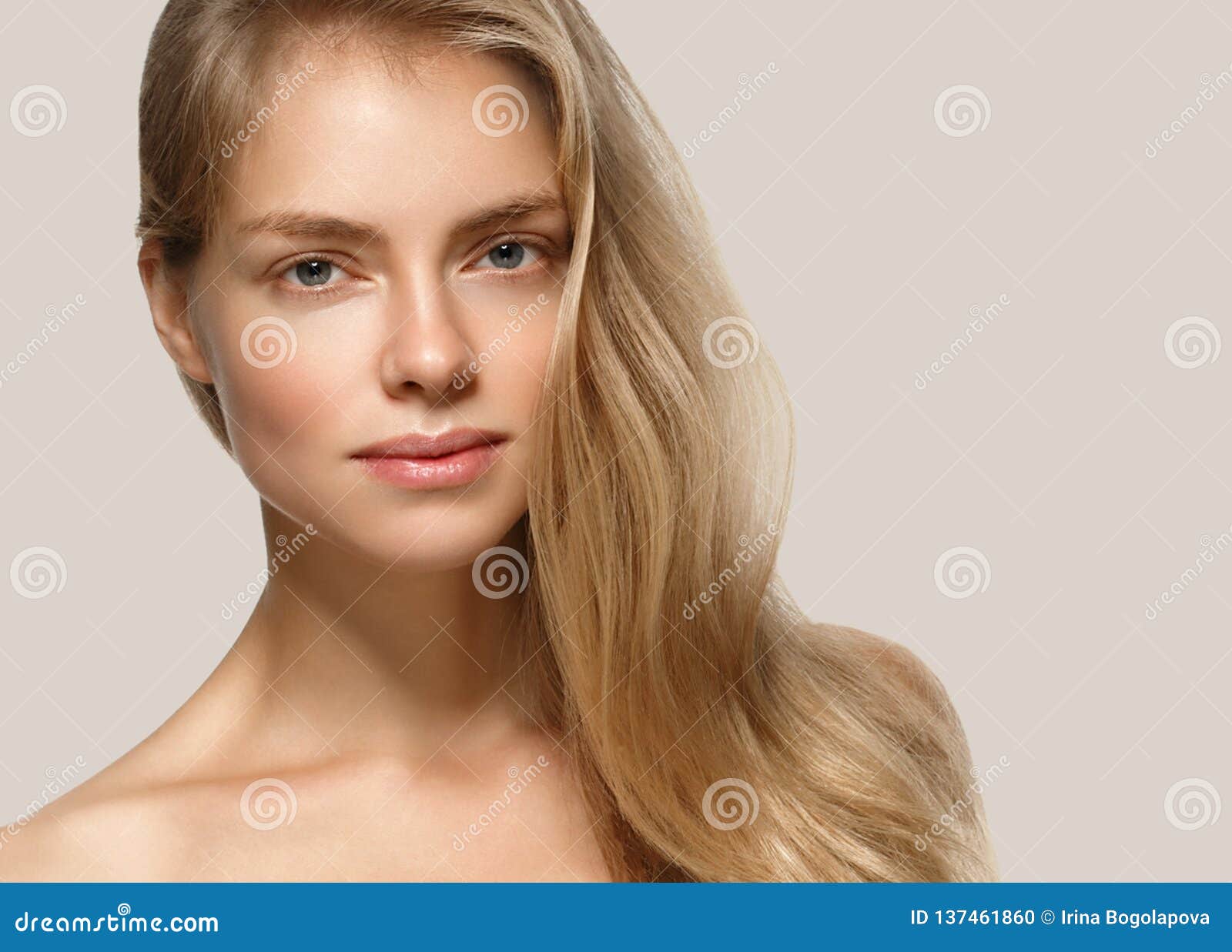 Retrato Surpreendente Da Mulher Menina Bonita Com Cabelo Ondulado Longo