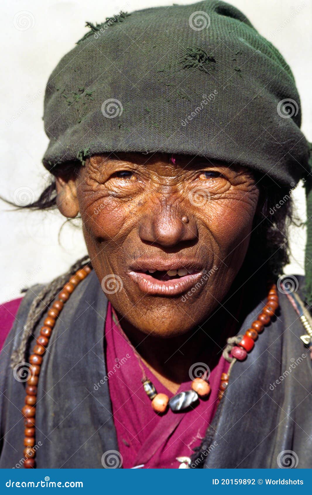 Retrato Velho E Pobre Homem Fotografia Editorial - Imagem de pano ...