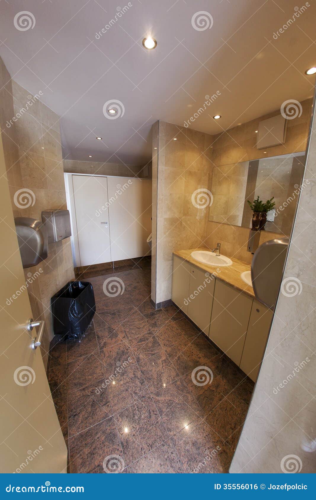 Retretes Modernos Del Wc Del Público Foto de archivo - Imagen de limpio ...