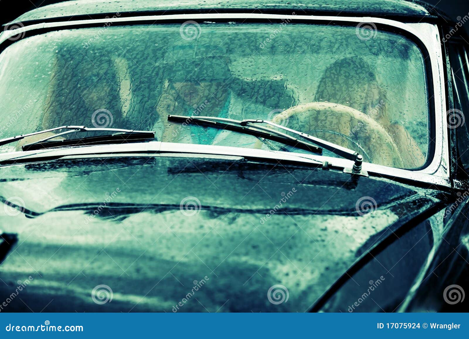 Retro- Auto im Regen. stockfoto. Bild von stadt, menschlich - 17075924