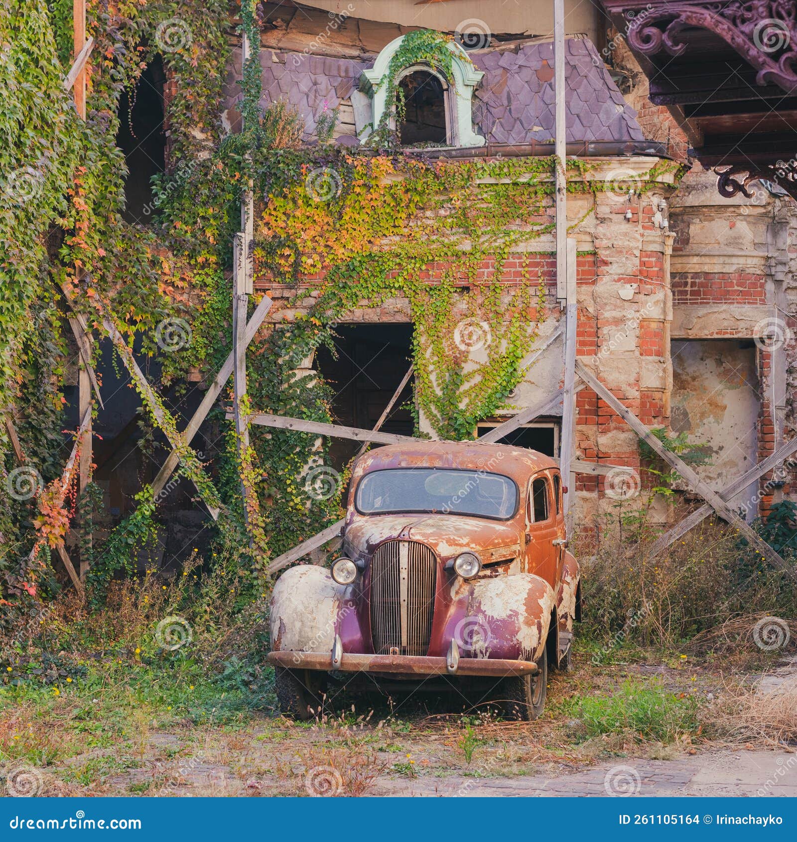 Retro - Auto Op De Oude Binnenplaats Van Boekarest Stock Foto - Image ...