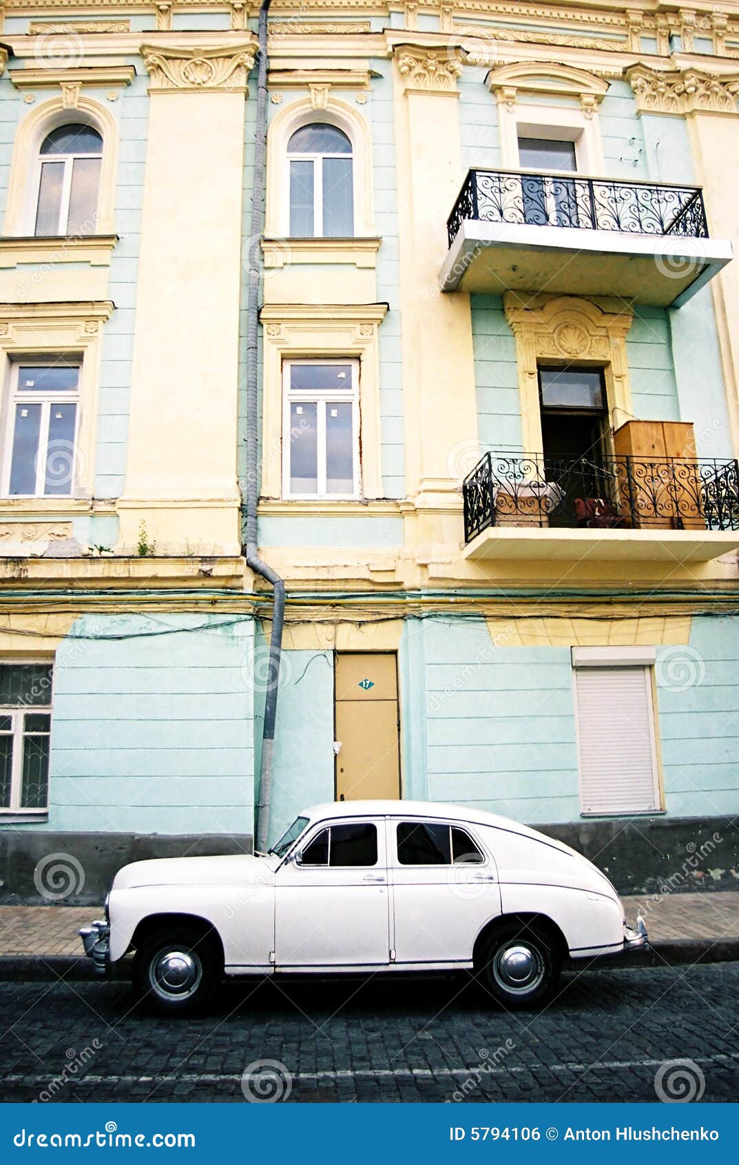 Retro auto op straat stock foto. Image of antiquiteit - 5794106