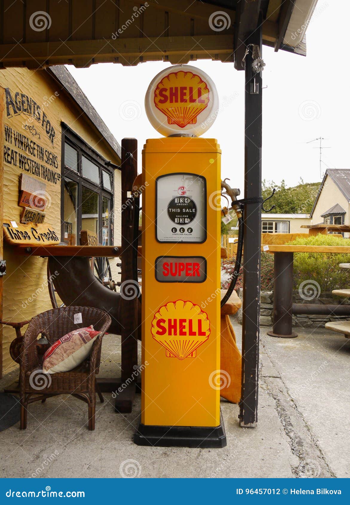 Retro Benzinepomp redactionele fotografie. Image of reis - 96457012
