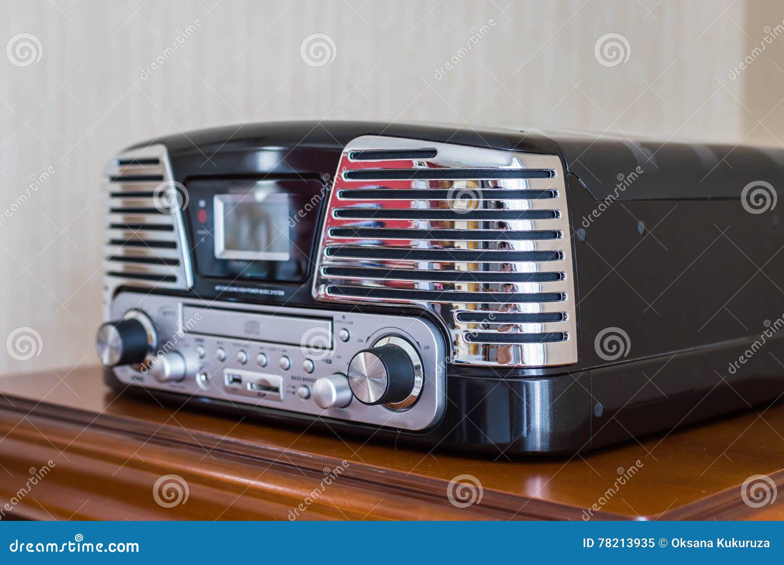 Retro CD-speler op kast stock afbeelding. Image of partij - 78213935