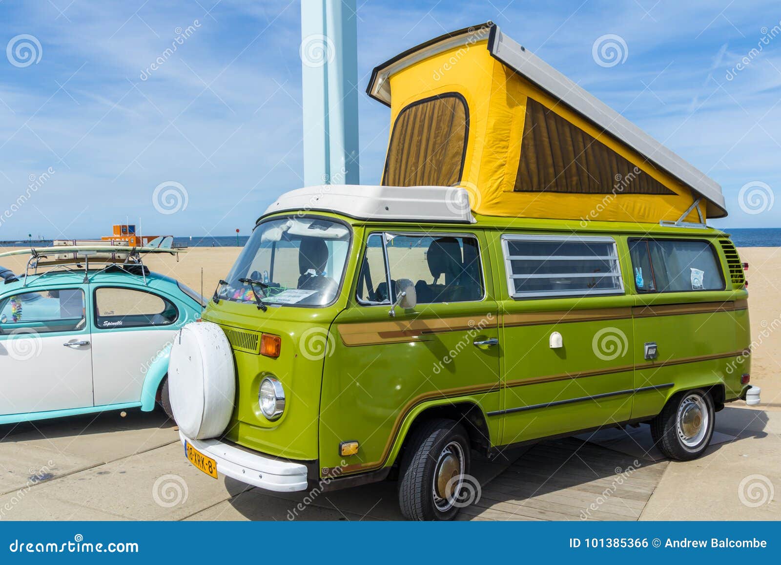 Retro Classic VW Kombi Van at the Beach Editorial Photo - Image of ...