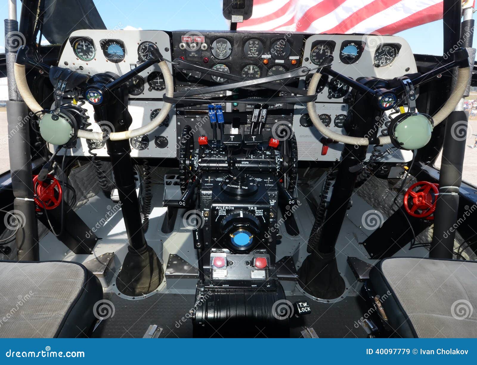 Retro Cockpit Van Het Propelelrvliegtuig Stock Afbeelding - Image of ...