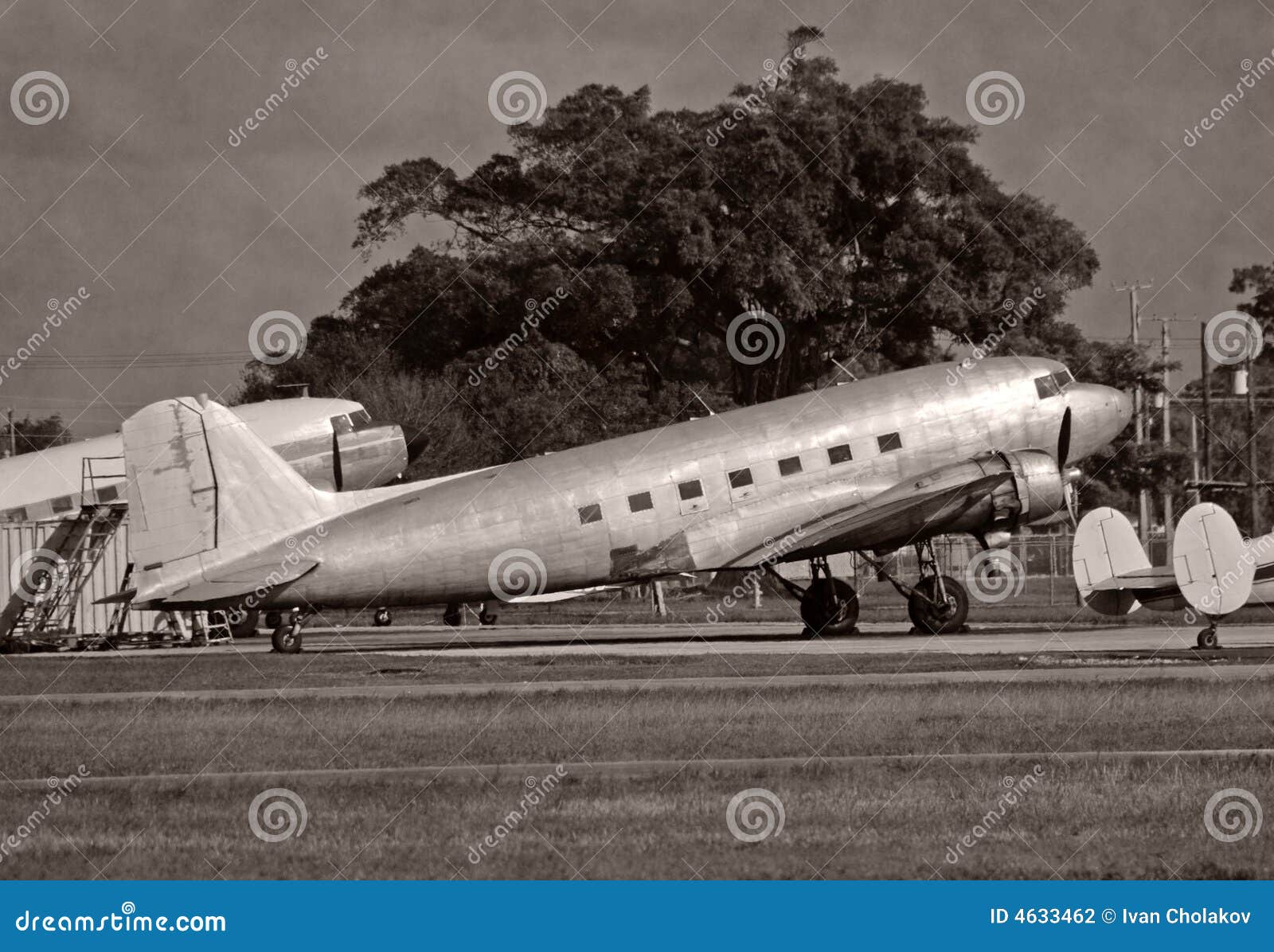 Retro DC-3 airplane stock photo. Image of duotone, turboprop - 4633462