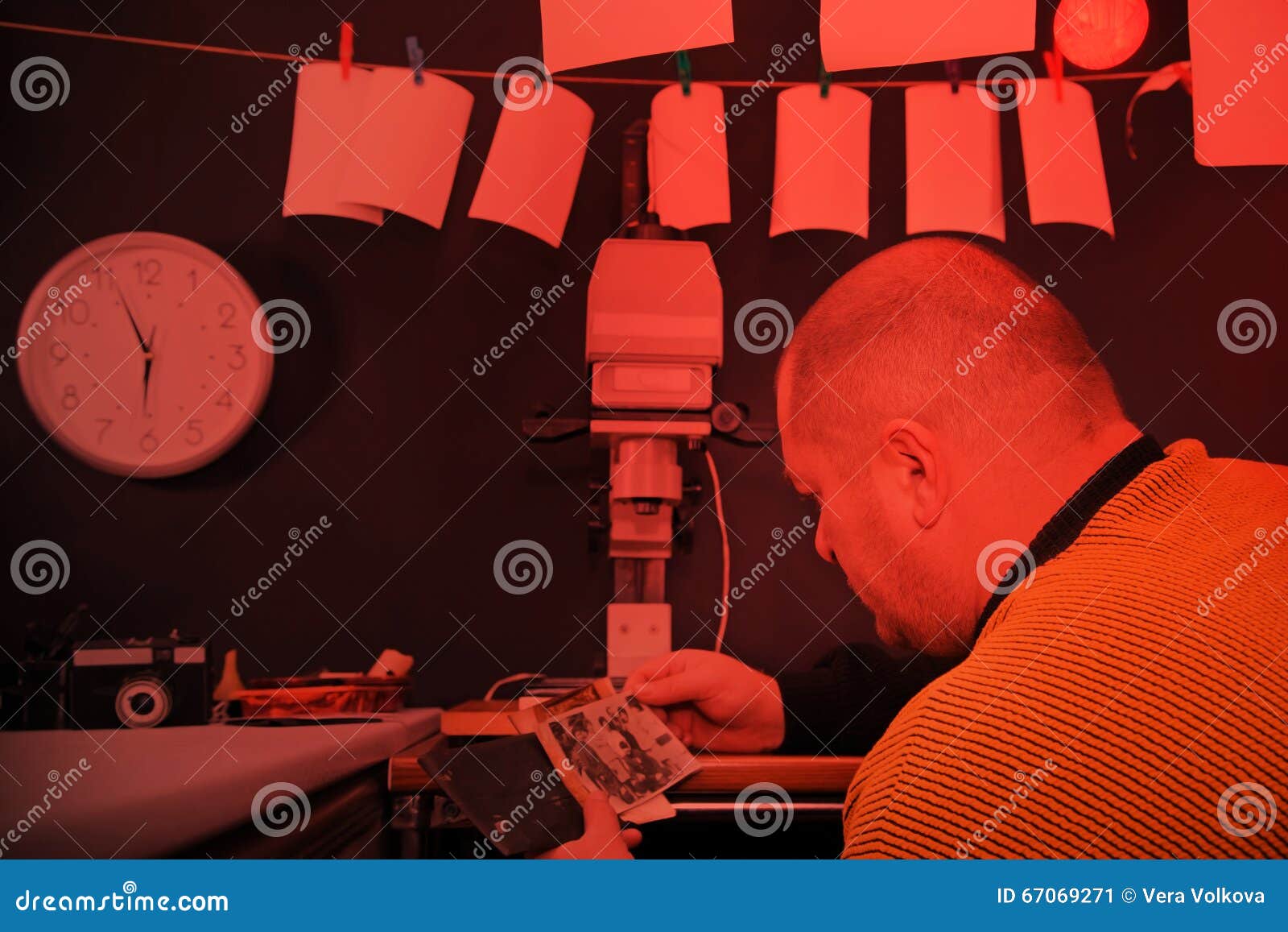 Retro Donkere Kamer in Het Rode Licht Stock Afbeelding - Image of ...