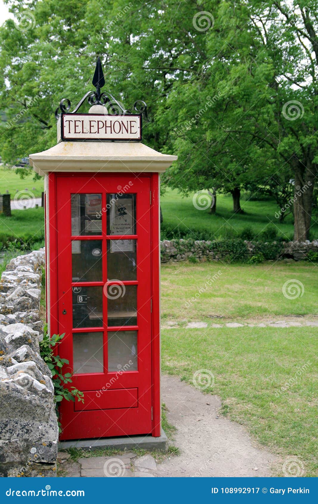 Retro Engelse telefooncel redactionele fotografie. Image of dorp ...